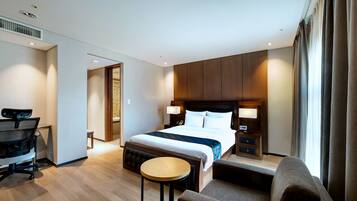 Edredons de pluma, frigobar, cofres nos quartos, escrivaninha