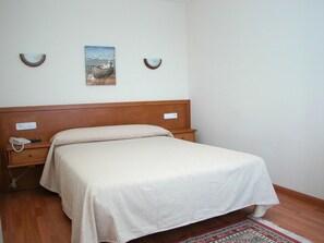 Quarto básico | Escrivaninha, quartos à prova de som, Wi-Fi de cortesia, roupa de cama