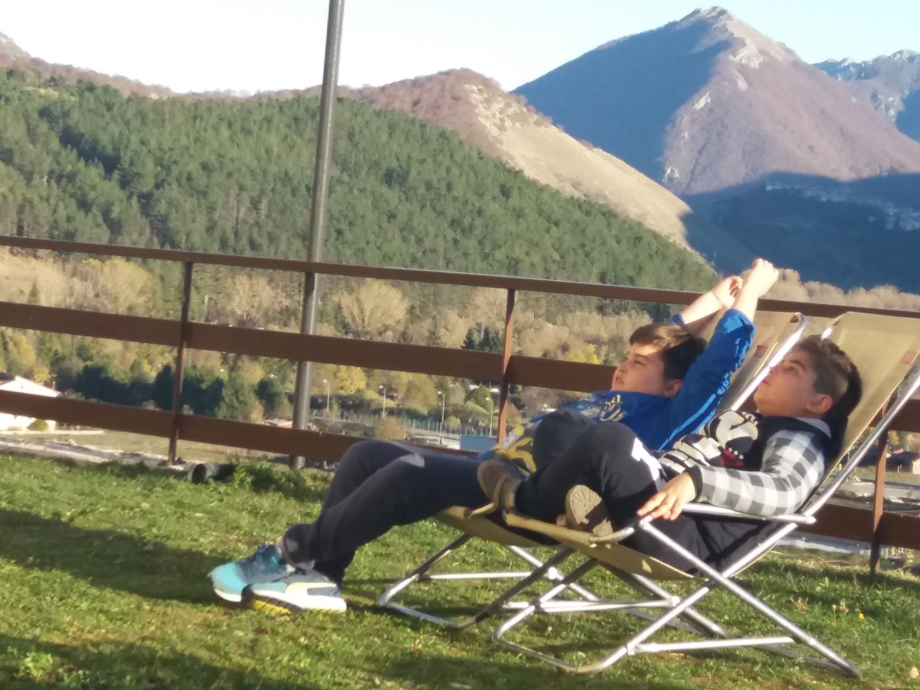 Terraço com espreguiçadeiras