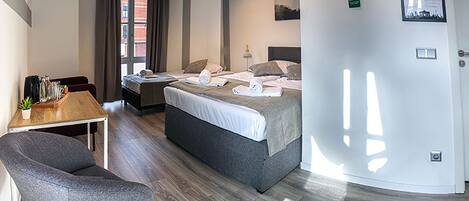 Quarto Triplo Familiar, várias camas | Secretária, Wi-fi grátis