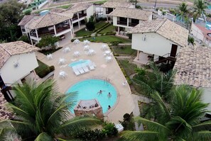 Piscina exterior, espreguiçadeiras