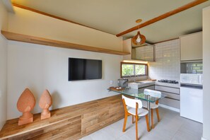 Bangalô | Sala | Televisor de ecrã plano de 32 polegadas com canais via satélite