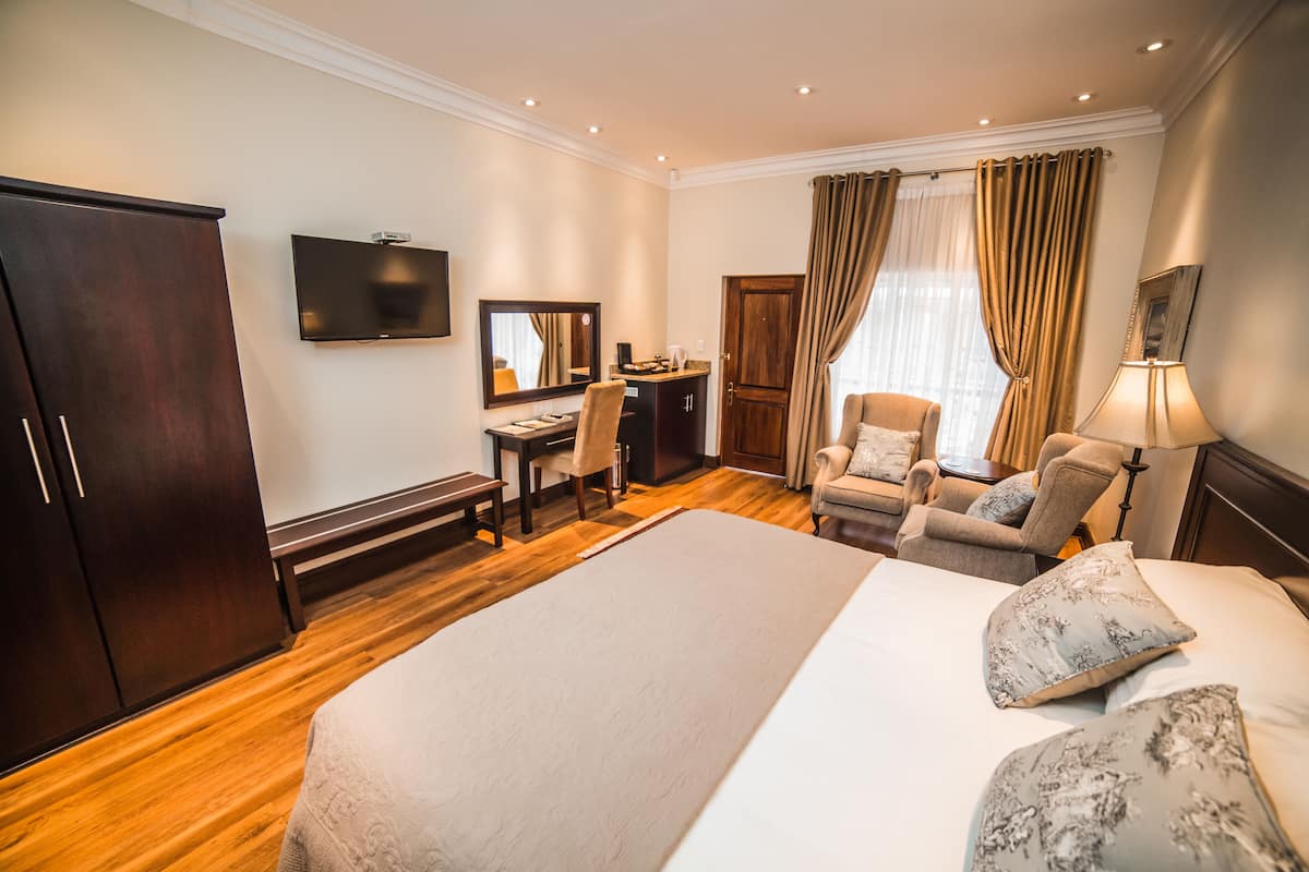 Quarto casal standard | Frigobar, cofres nos quartos, escrivaninha