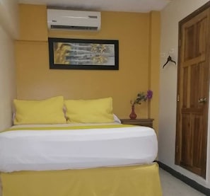 Quarto Standard, 1 cama queen-size | Ferro/tábua de engomar, camas desdobráveis, Wi-fi grátis