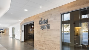 Um edifício moderno com uma placa que diz 'Le Chalet Sportif'.