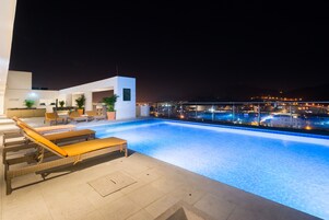 Piscina exterior, espreguiçadeiras