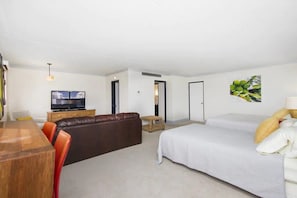 Penthouse Premier | Sala de estar | Televisor de ecrã plano de 50 polegadas com canais por cabo, televisor 