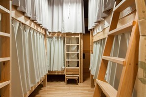 Dormitório compartilhado | Escrivaninha, espaço de trabalho para notebook, cortinas blackout