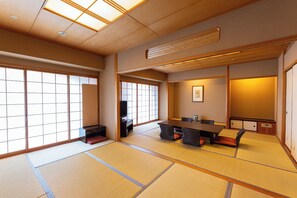 Suite Familiar, várias camas, não fumadores, vista para o parque (Japanese Style) | Roupa de alta qualidade, edredões de penas, secretária 