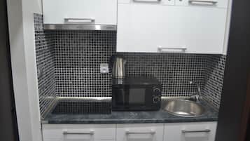 Quarto casal conforto, 1 quarto | Cozinha americana privada | Geladeira, micro-ondas (mediante solicitação), cooktop