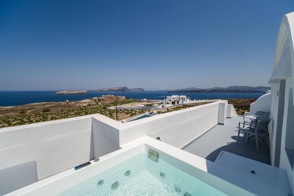 Terraço no telhado com piscina, arquitetura branca e uma vista panorâmica do mar e ilhas.