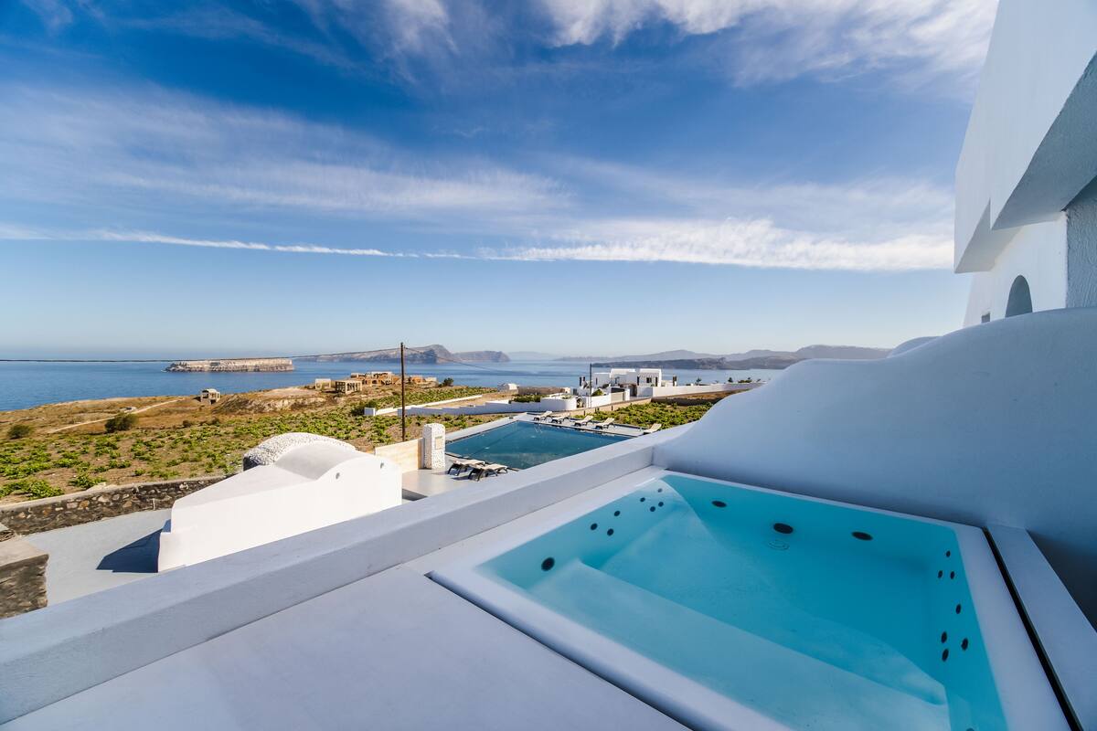 Piscina no terraço com vista ampla para o mar e o litoral.