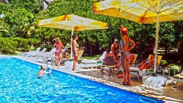 Piscina exterior, guarda-sóis, espreguiçadeiras