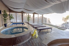 Piscina interior, piscina exterior 
