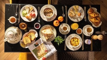 Uma mesa de café da manhã com diversos alimentos e utensílios.