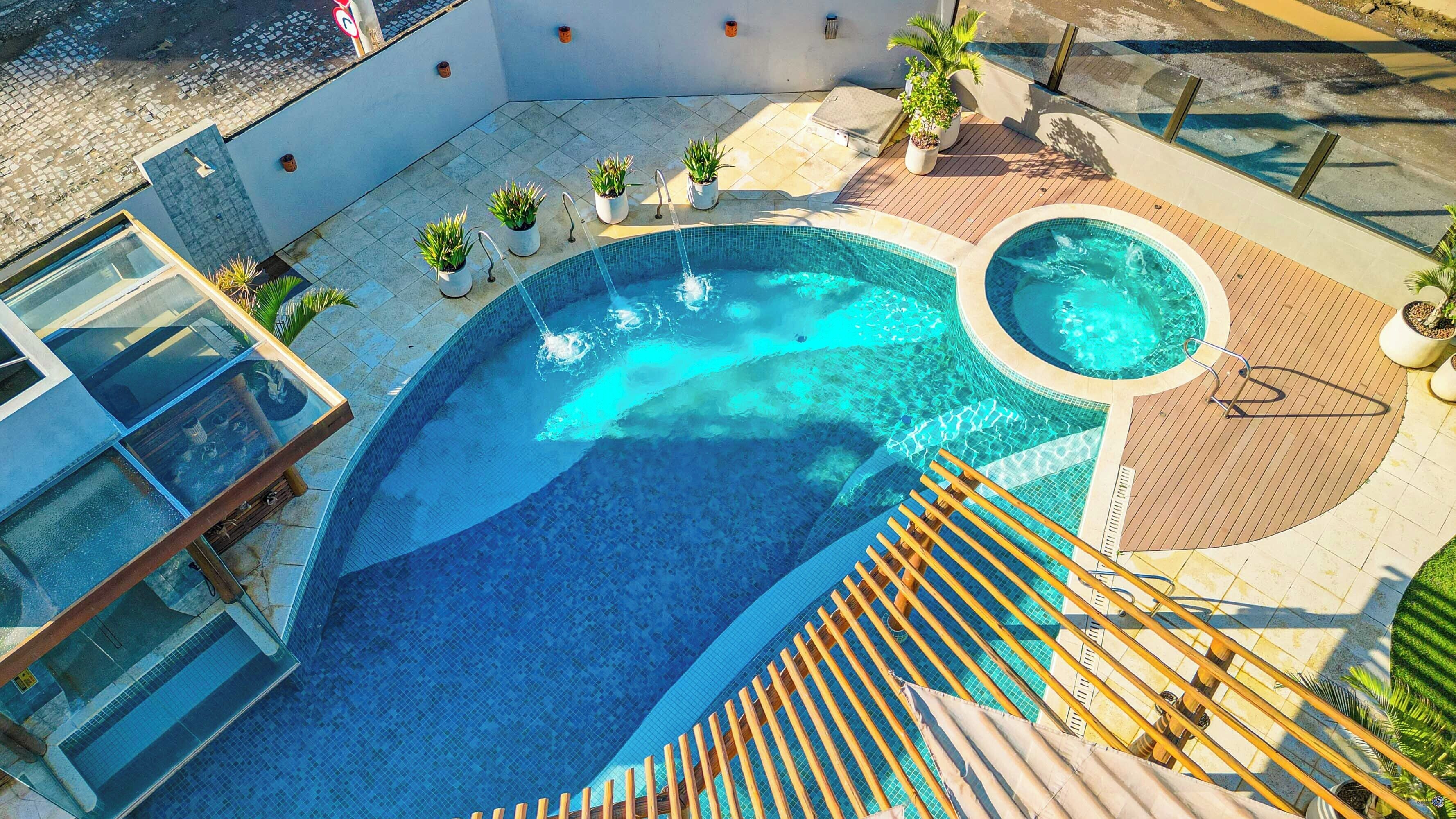 2 piscinas exteriores, espreguiçadeiras 