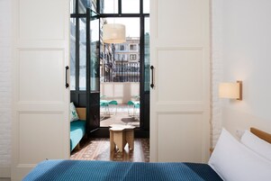 Roupa de alta qualidade, edredões de penas, minibar, cofre no quarto 