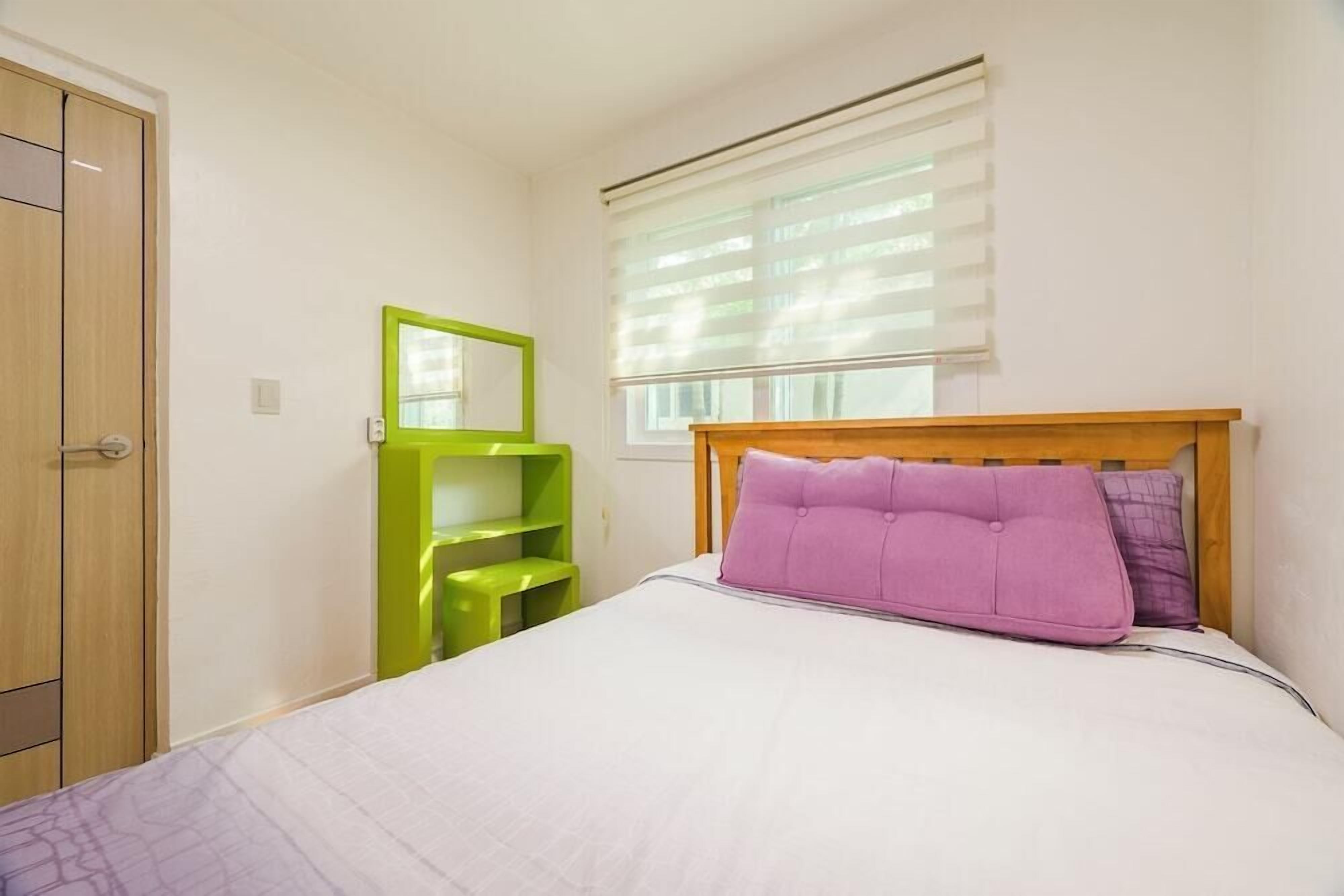 Roupas de cama premium, camas com colchões pillow-top, Wi-Fi de cortesia