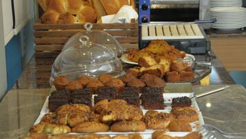 Café da manhã com buffet todos os dias mediante uma taxa