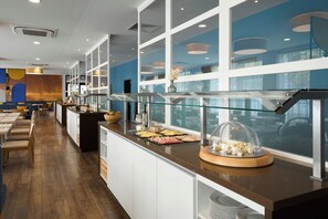 Pequeno-almoço tipo buffet diário (18 EUR por pessoa) 