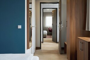 Quarto Familiar, 1 cama king-size | Cofre no quarto, secretária 