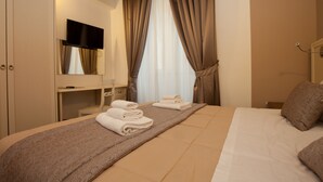 Quarto casal ou duplo luxo, 1 quarto | Roupas de cama premium, frigobar, cofres nos quartos, escrivaninha