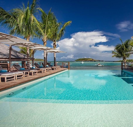 Piscina exterior, da(s) 8:00 à(s) 21:00, guarda-sóis, espreguiçadeiras . Le Barthélemy Hotel & Spa