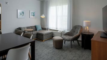 Suite, 2 quartos | Camas de colchão pillowtop, cofre no quarto, secretária