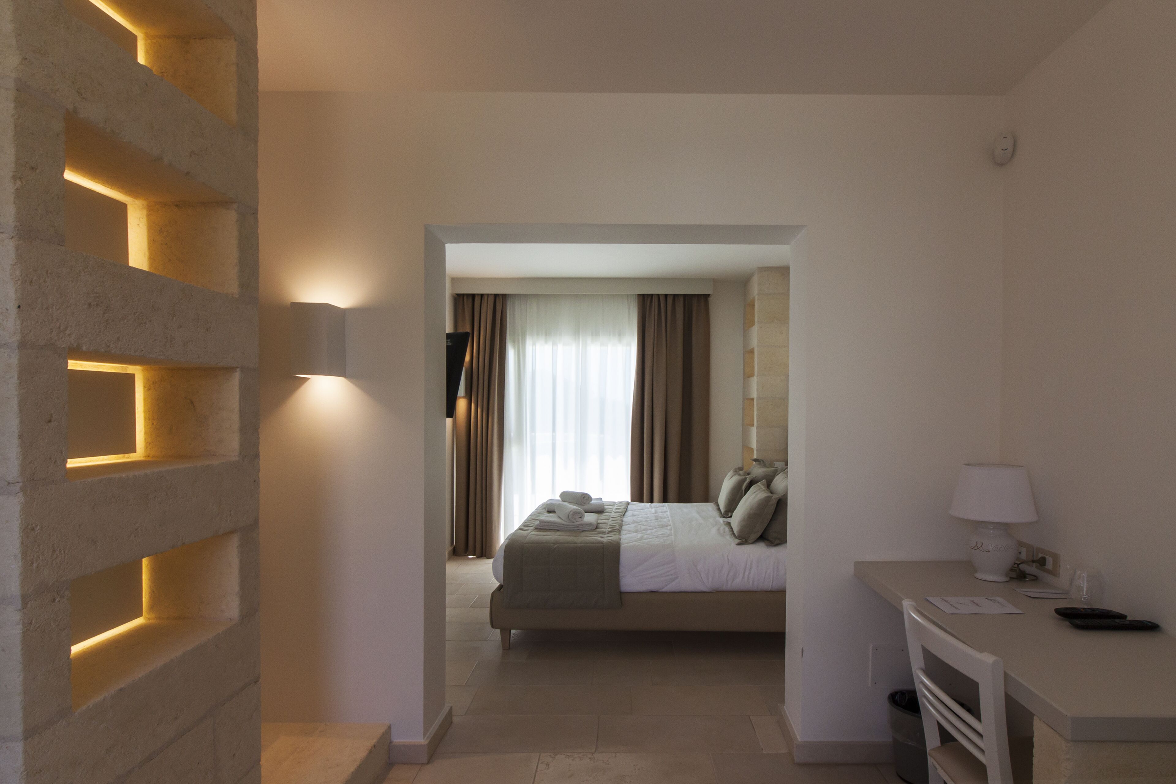 Quarto Triplo Clássico | Roupa de alta qualidade, camas de colchão viscoelástico, minibar 