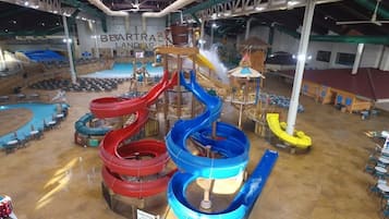 Parque aquático coberto com vários toboáguas e um palco.