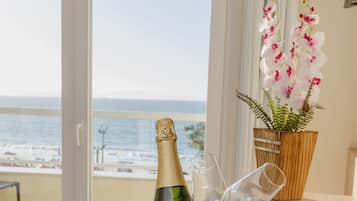 Apartamento superior, vista para o mar | Frigobar, cofres nos quartos, cortinas blackout, Wi-Fi de cortesia