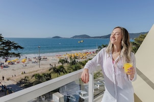 Apartamento superior, vista para o mar | Frigobar, cofres nos quartos, cortinas blackout, Wi-Fi de cortesia