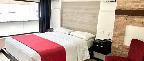 Quarto solteiro premium | Cortinas blackout, Wi-Fi de cortesia, roupa de cama