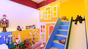 Quarto quádruplo (Christmax House) | Individualmente decorados, individualmente mobiliados, escrivaninha