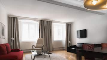 Apartamento, vista para a cidade | 1 quarto, roupas de cama premium, cofres nos quartos, escrivaninha