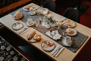 Pequeno-almoço tipo buffet diário (9 EUR por pessoa) 