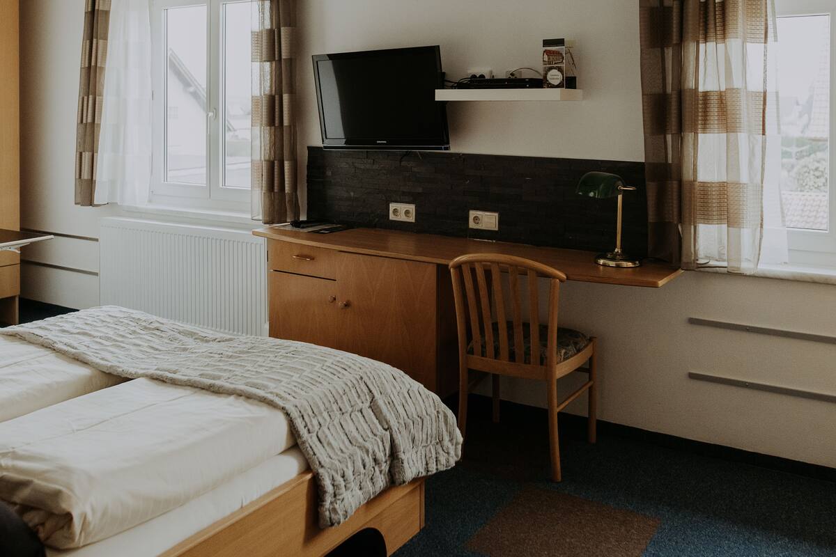 Quarto Duplo Standard, 1 cama queen-size, não fumadores | Secretária, Wi-fi grátis, roupa de cama fornecida 