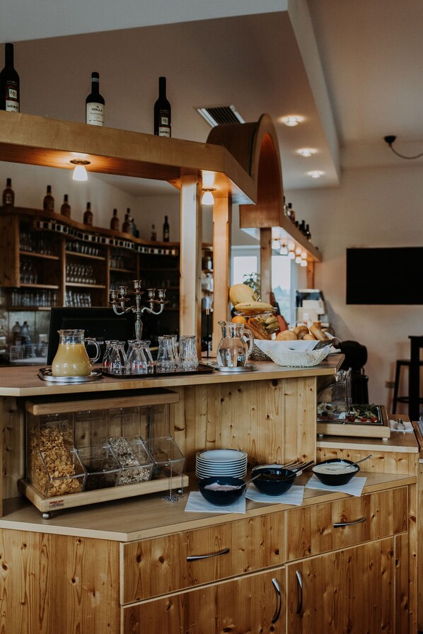 Café da manhã com buffet todos os dias (EUR 9 por pessoa)