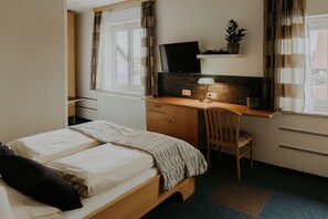 Quarto casal standard, 1 cama Queen, para não fumantes | Escrivaninha, Wi-Fi de cortesia, roupa de cama