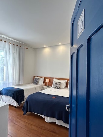 Quarto Comfort Plus | Minibar, cortinas/cortinados opacos, Wi-fi grátis . Pousada e Hostel São Paulo - Unidade Comfort