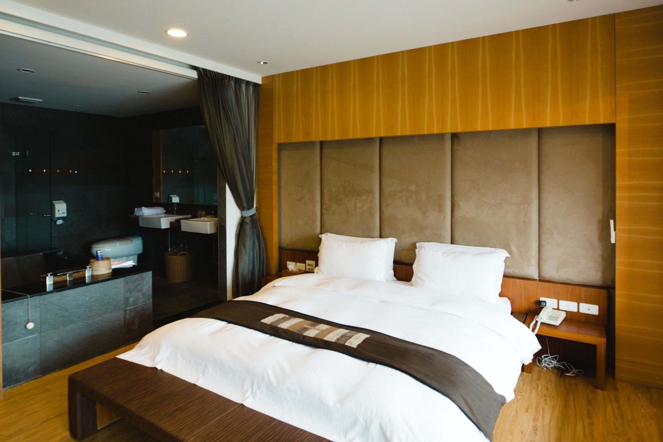 Quarto casal clássico | Roupas de cama premium, frigobar, cortinas blackout
