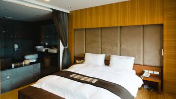 Quarto casal clássico | Roupas de cama premium, frigobar, cortinas blackout