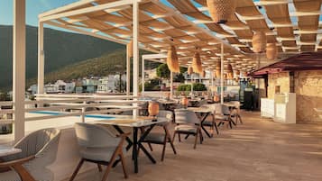 2 restaurantes: opção de café da manhã, almoço e jantar