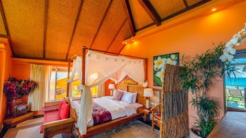 Suite Romântica | Edredões de penas, com decoração personalizada, secretária