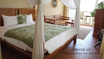 Quarto Duplo Comfort, vista para o mar | Edredões de penas, com decoração personalizada, secretária