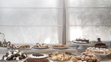 Pequeno-almoço tipo buffet diário mediante uma taxa