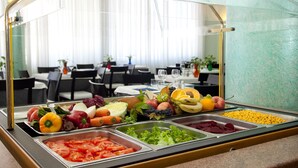 Um buffet com diversas frutas, vegetais e cereais.