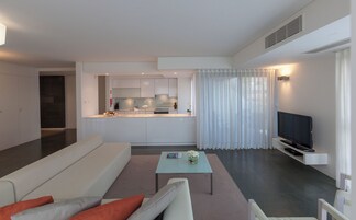 Apartamento premium, 1 quarto | Área de estar | TV LCD