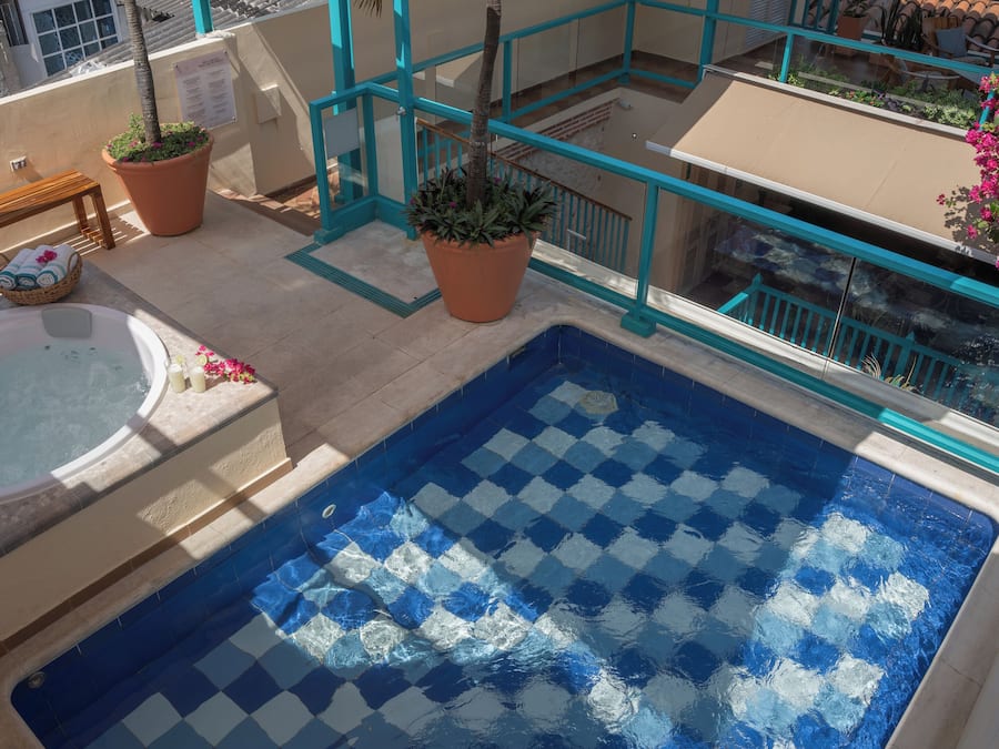 Piscina exterior, guarda-sóis, espreguiçadeiras