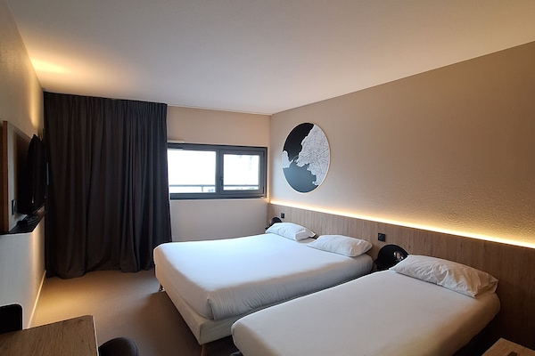 Quarto triplo, para não fumantes | Escrivaninha, berços grátis, Wi-Fi de cortesia, roupa de cama